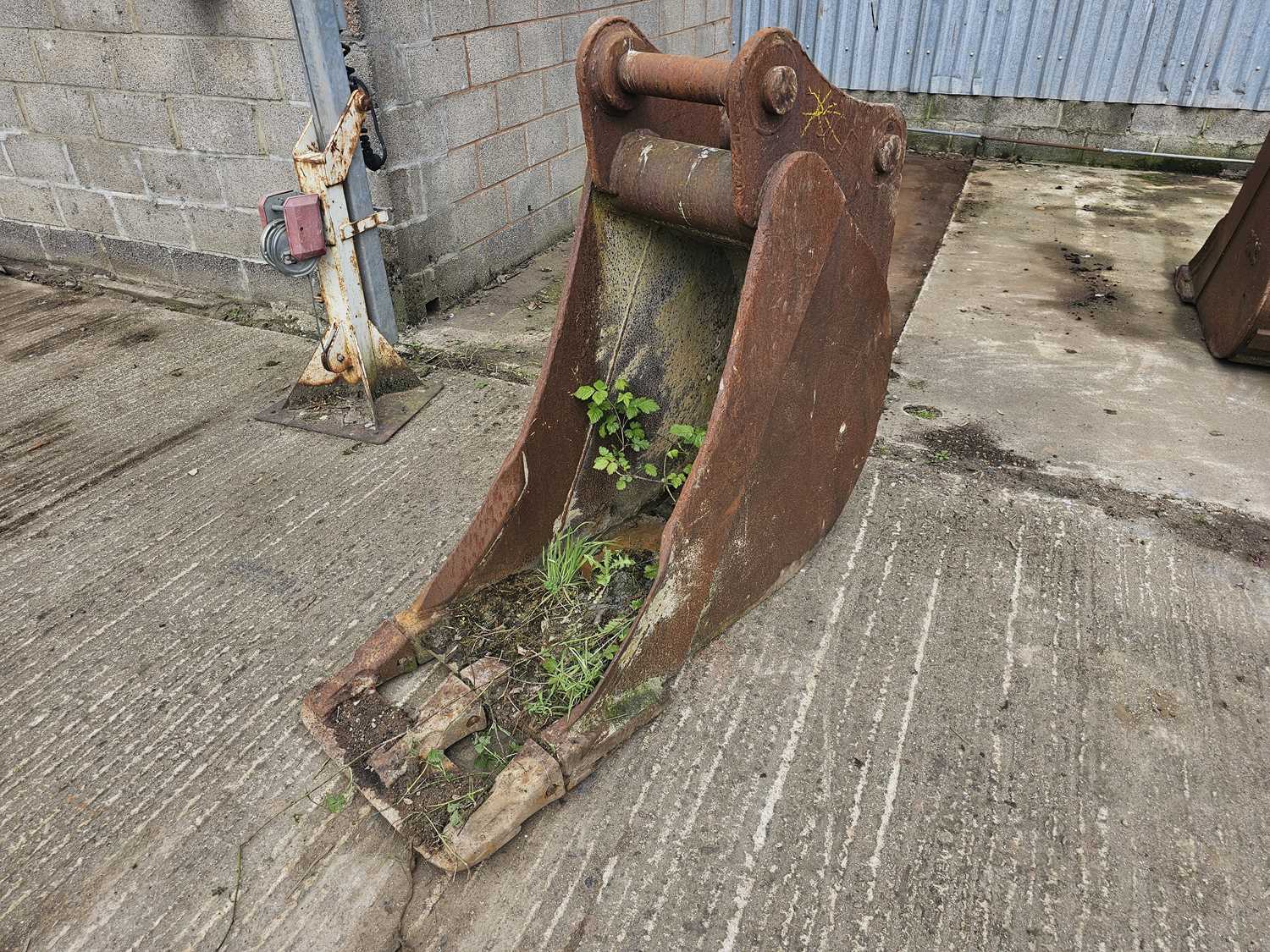 Lot 951 - 24" Digging Bucket 80mm Pin to suit 20 Ton